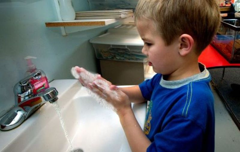 Kako da naučite dete da redovno pere ruke (za odbranu od korona i ...