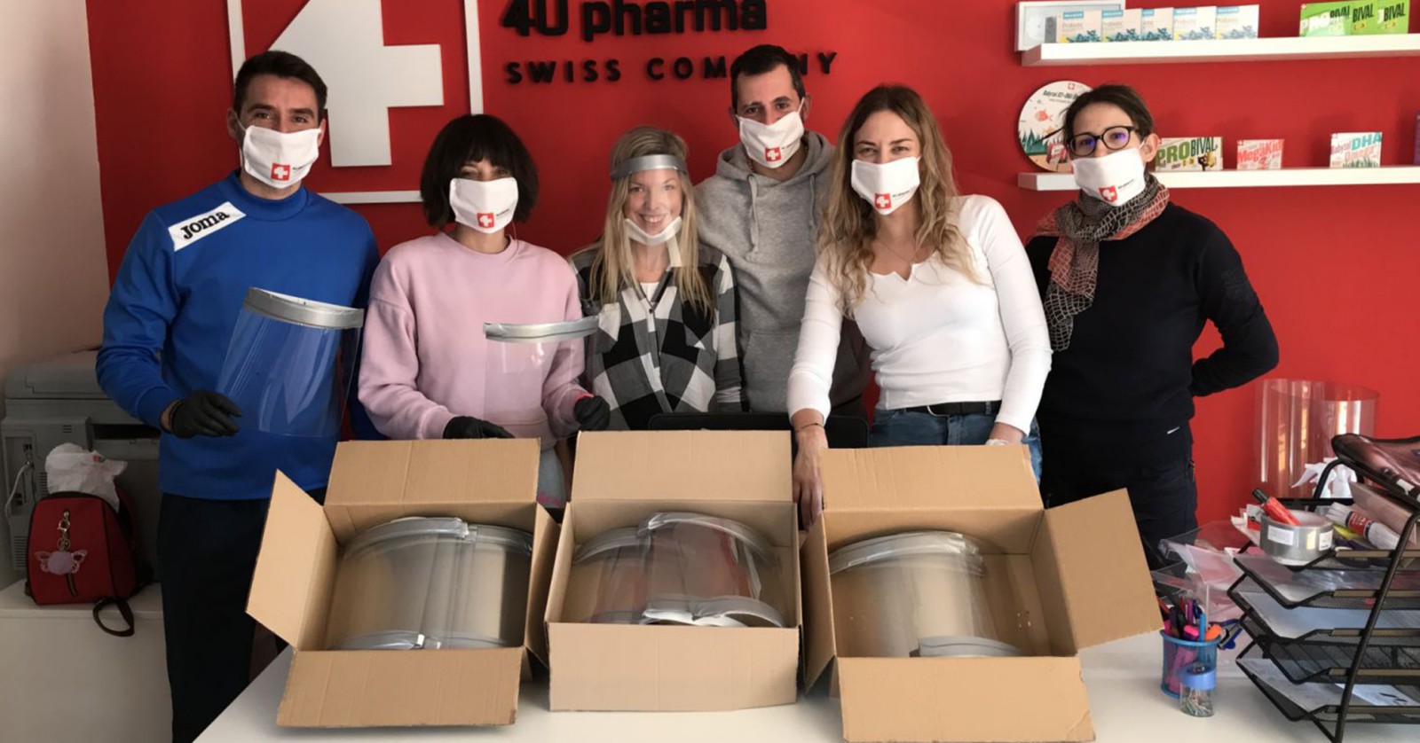 4U pharma pomaže zdravstvenim radnicama ručno izrađujući zaštitne ...